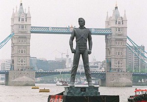 “The Jackson Statues” 1995 | The Pop History Dig